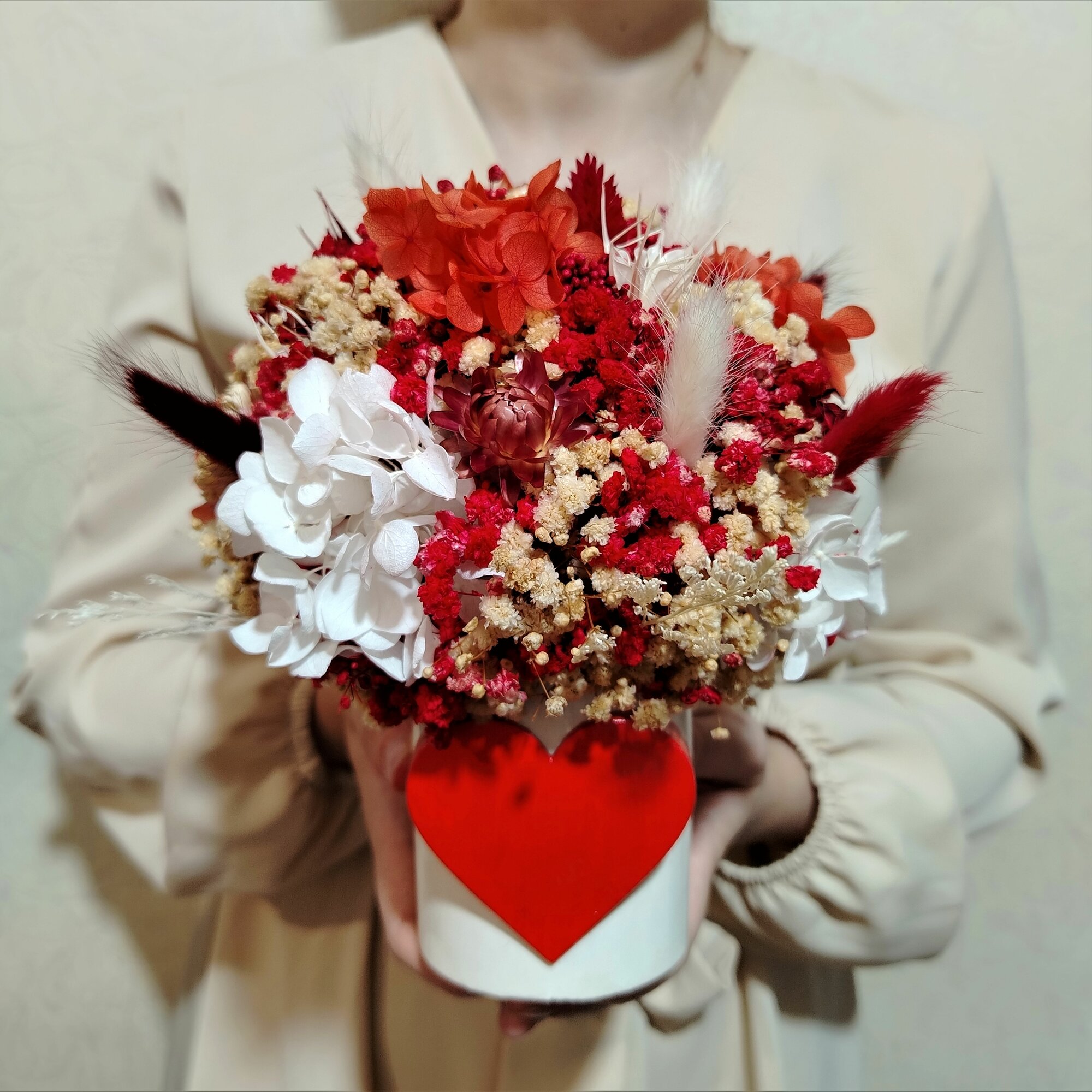 Композиция Floral Accord "Красная композиция в вазочке с сердцем", стабилизированные цветы