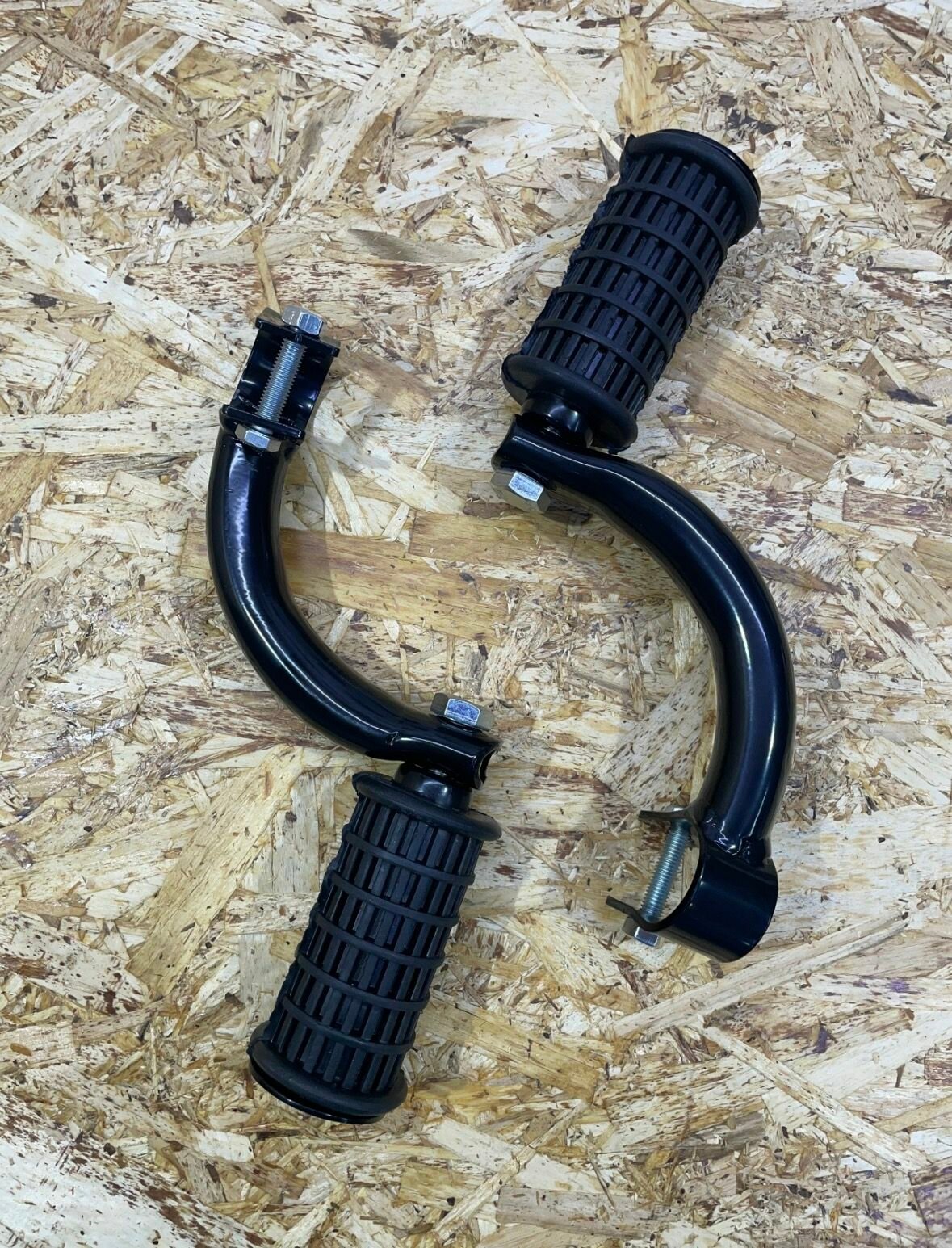 Крепление глушителя соло С подножками пассажира. 2шт