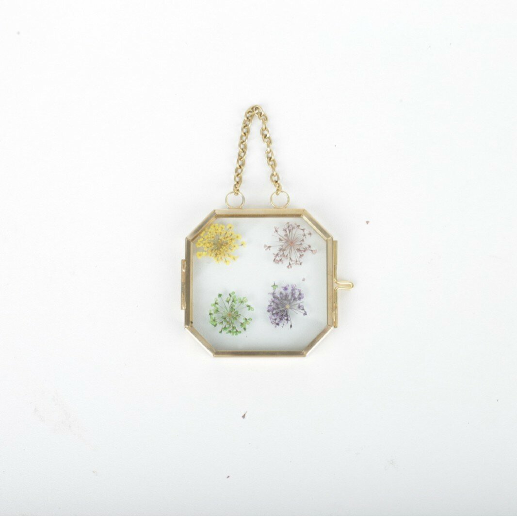 Горячая распродажаМеталлическая фоторамка, небольшая фоторамка из латуни и стекла, настенная рамка для сухих цветов своими руками, золотистая декоративная фоторамка в европейском стиле с тиснением.