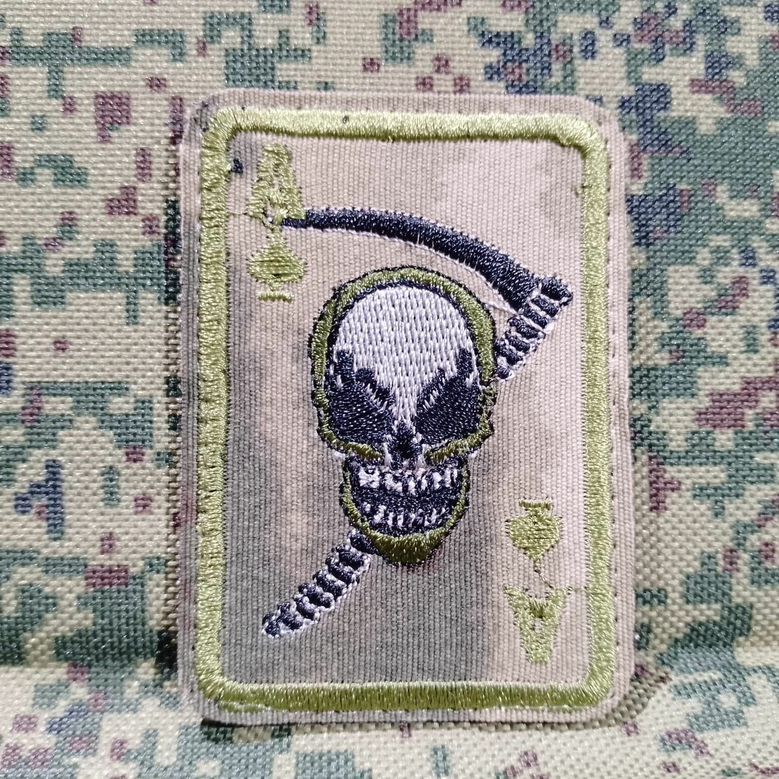 Нашивка-патч Туз пик с черепом с косой вышитая на липучке 5х7 мох зеленый