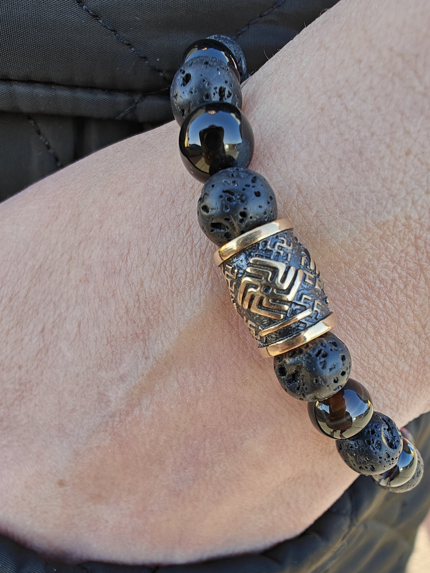 Незамкнутый браслет, агат, вулканическая лава