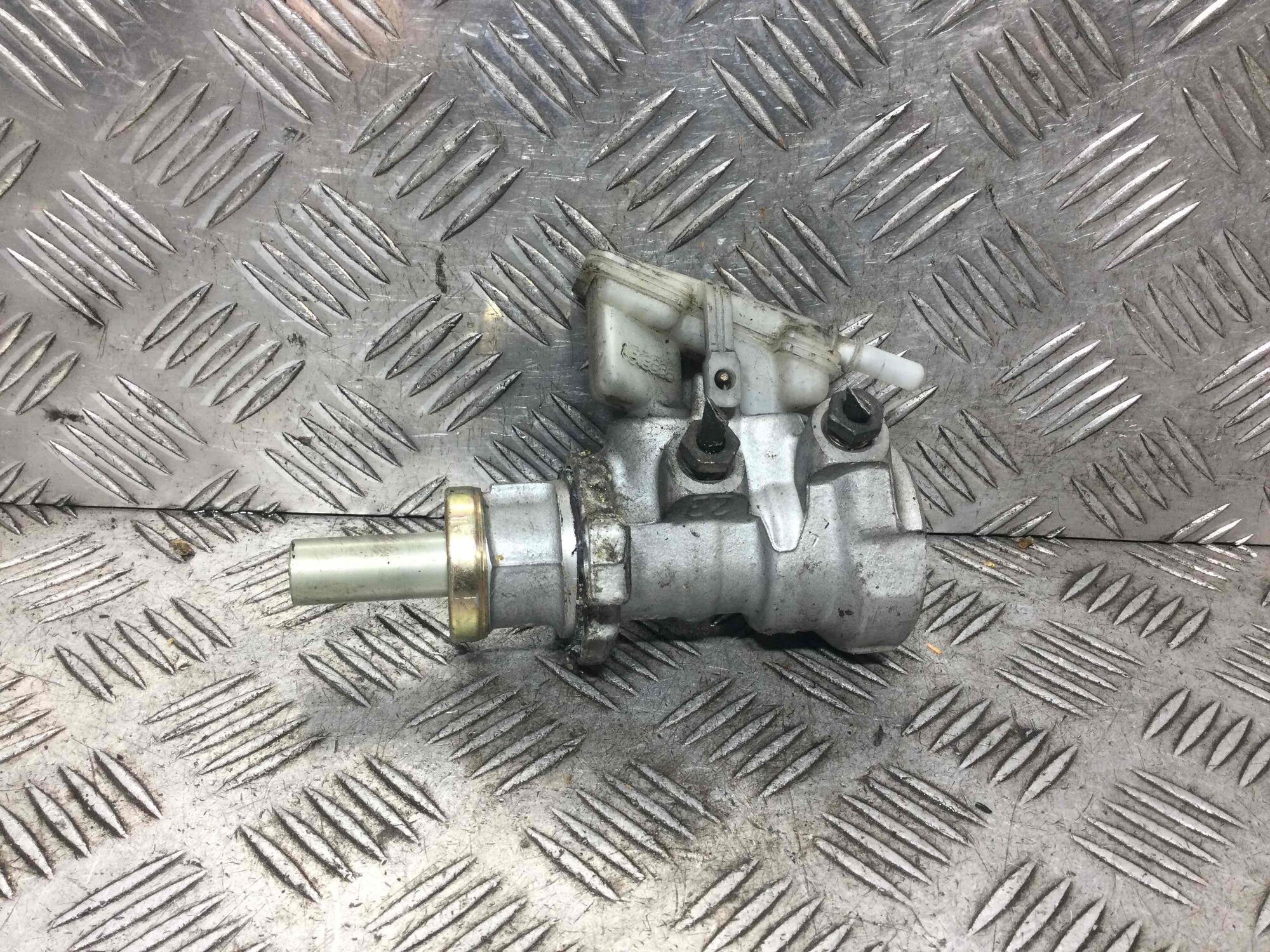 Б/У Цилиндр тормозной главный Ford Focus 1 поколение [рестайлинг] (2001-2005) 2004 г.