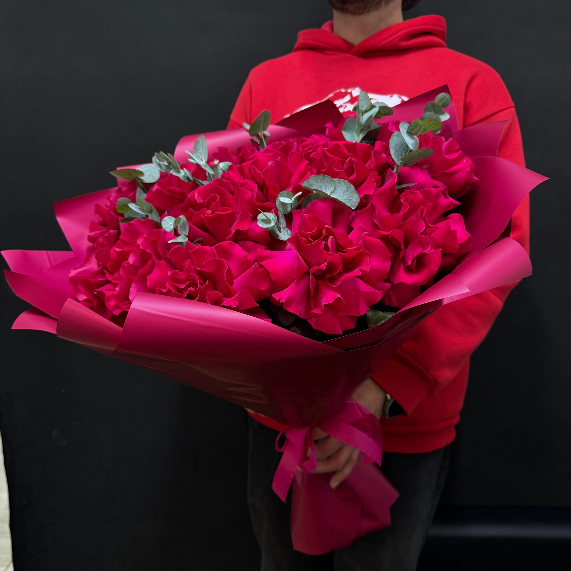 15 французских роз / Букет из 15 малиновых французских роз с эвкалиптом / Вывернутые розы
