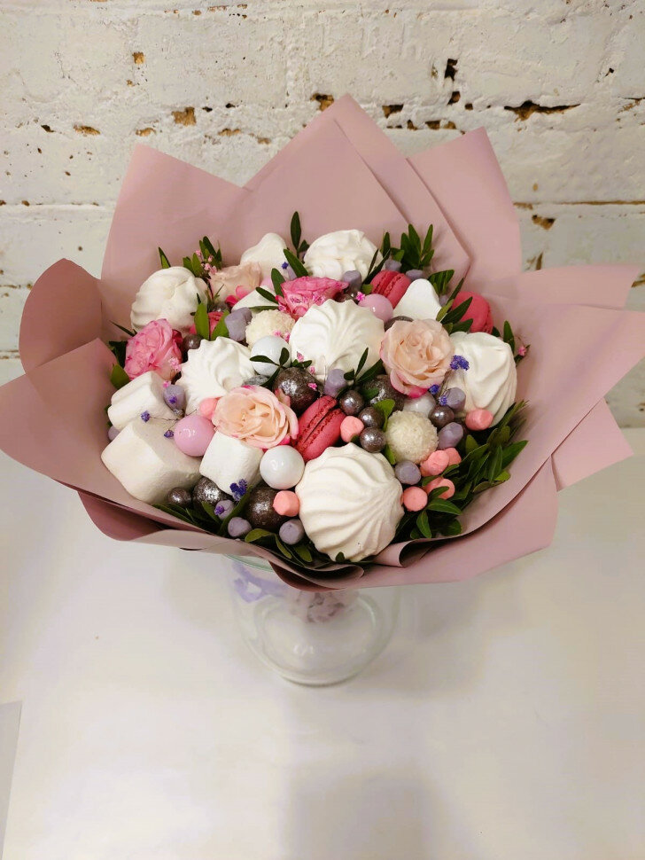 Сладкий букет с зефиром, макарунами и орехами в шоколаде (BuketOnline)