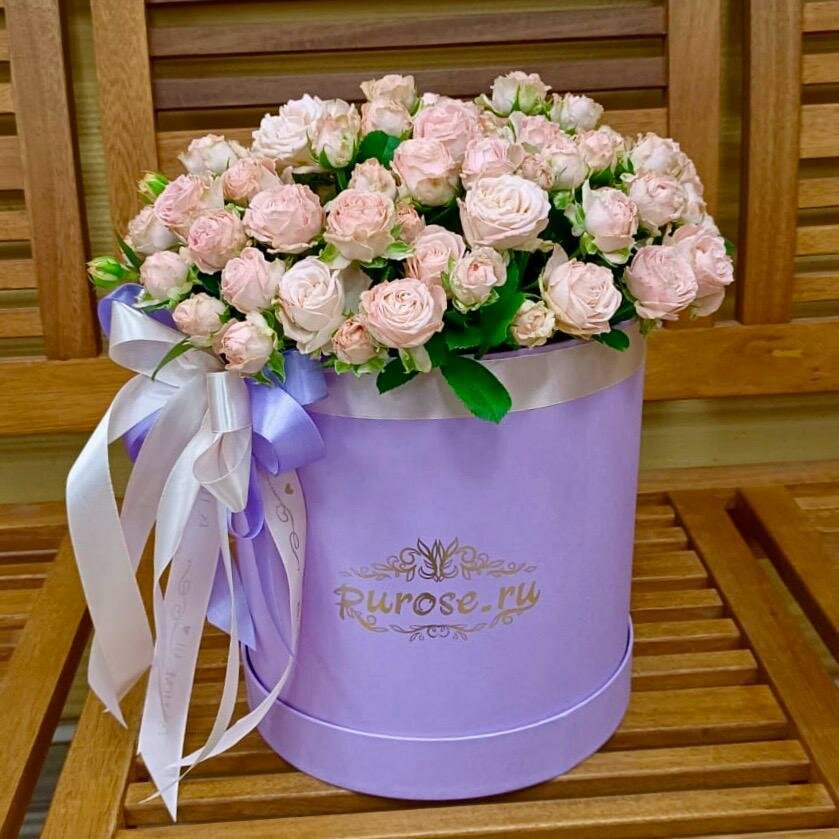 Живые цветы букет кустовых роз в коробке 19 шт. "Лавандовая симфония"