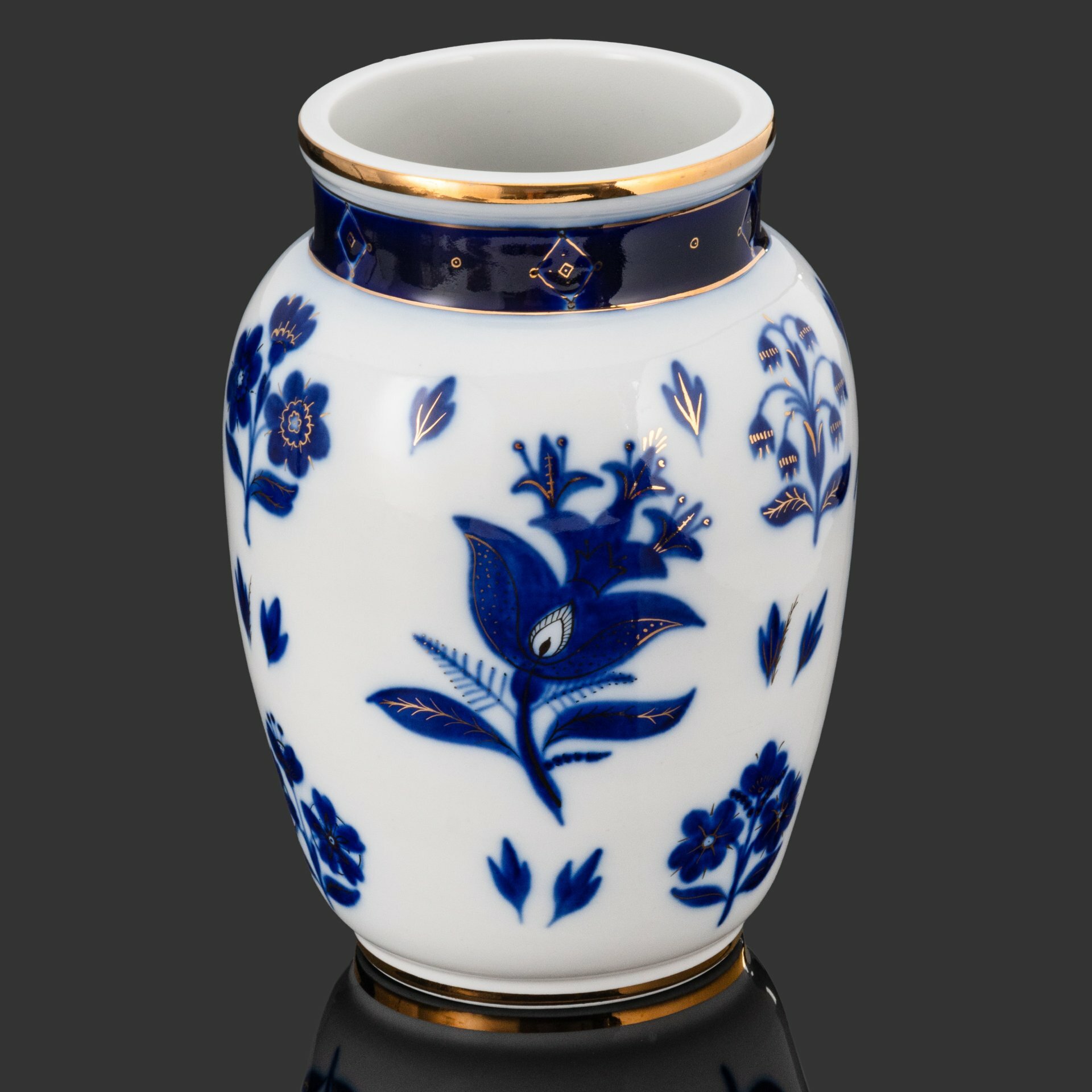 Ваза "Раскидные цветы", автор формы С. Е. Яковлева, художник А. В. Воробьевский