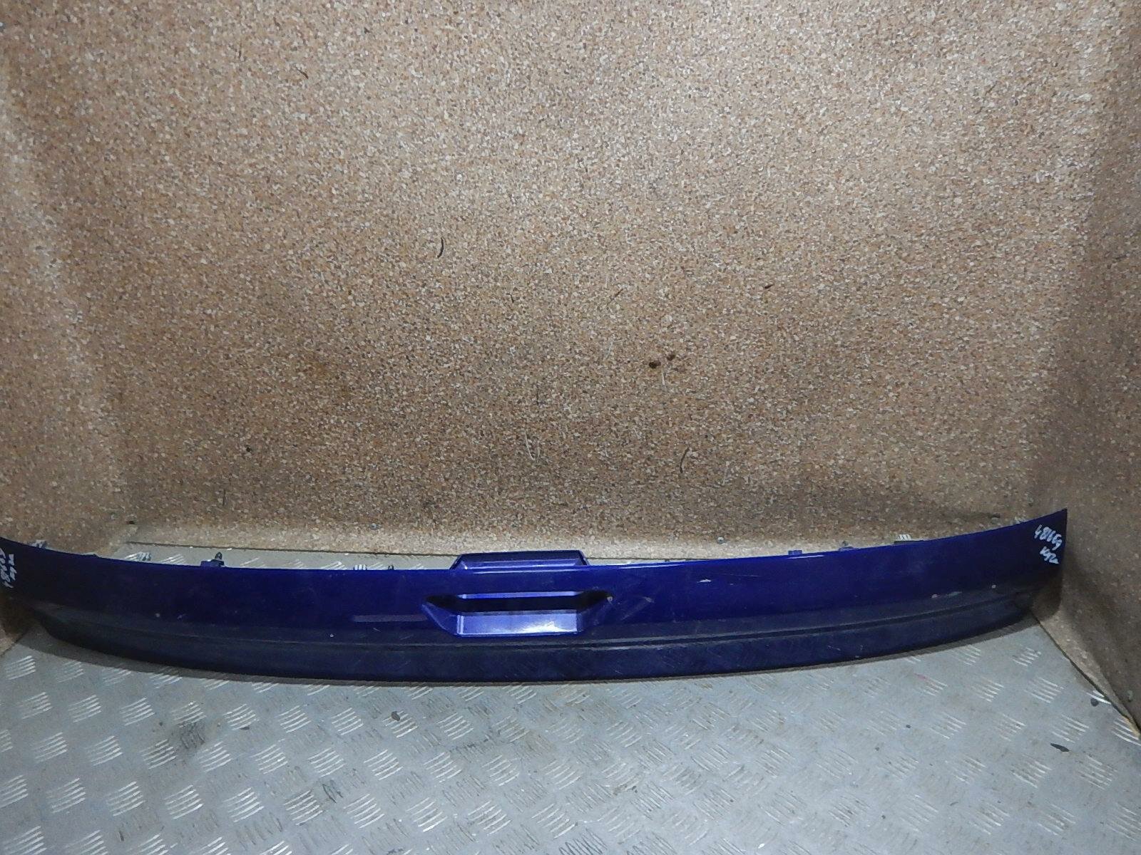 Б/У Накладка двери багажника, Ford (Форд)-KUGA (13-19) FORD KUGA (13-19) нижняя Задиры, сломано 2 направляющих, трещина н...