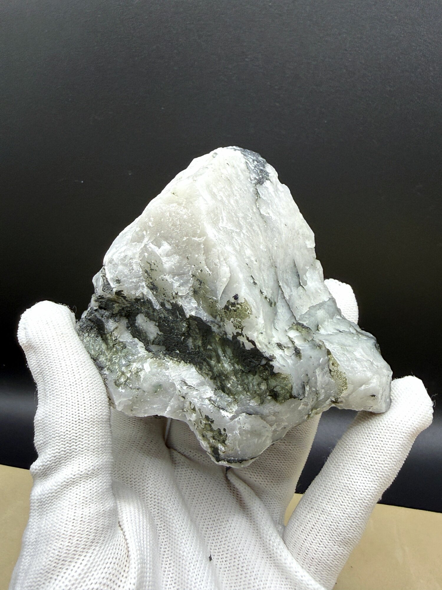 Белый кварц с включениями, крупный коллекционный образец