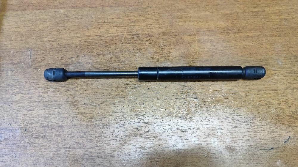 Амортизатор двери бага VW Passat B5