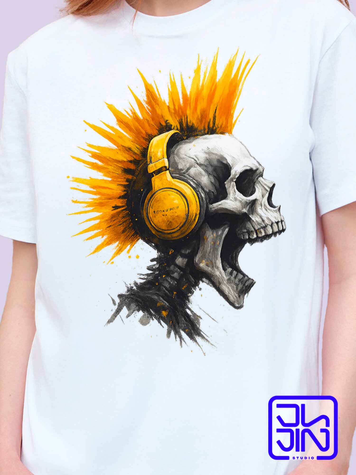 Футболка классическая женская с авторским принтом Черно-белый дерзкий череп в графитовых наушниках с ярким музыкальным акцентом, белый хлопковый трикотаж с прикольным рисунком на груди