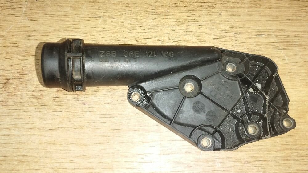 06E121168 Крышка корпуса термостата AUK 3,2