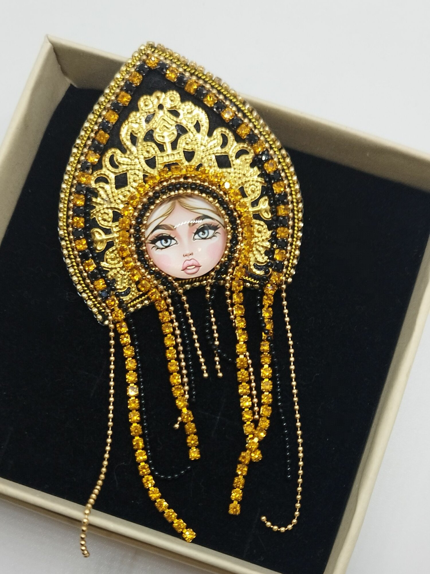 Брошь, бисер, стразы