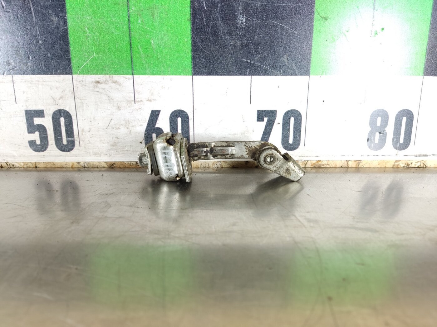 Ограничитель двери передний VAZ Granta 21926206082