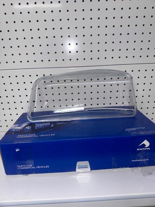 Стекло фары левое MAN