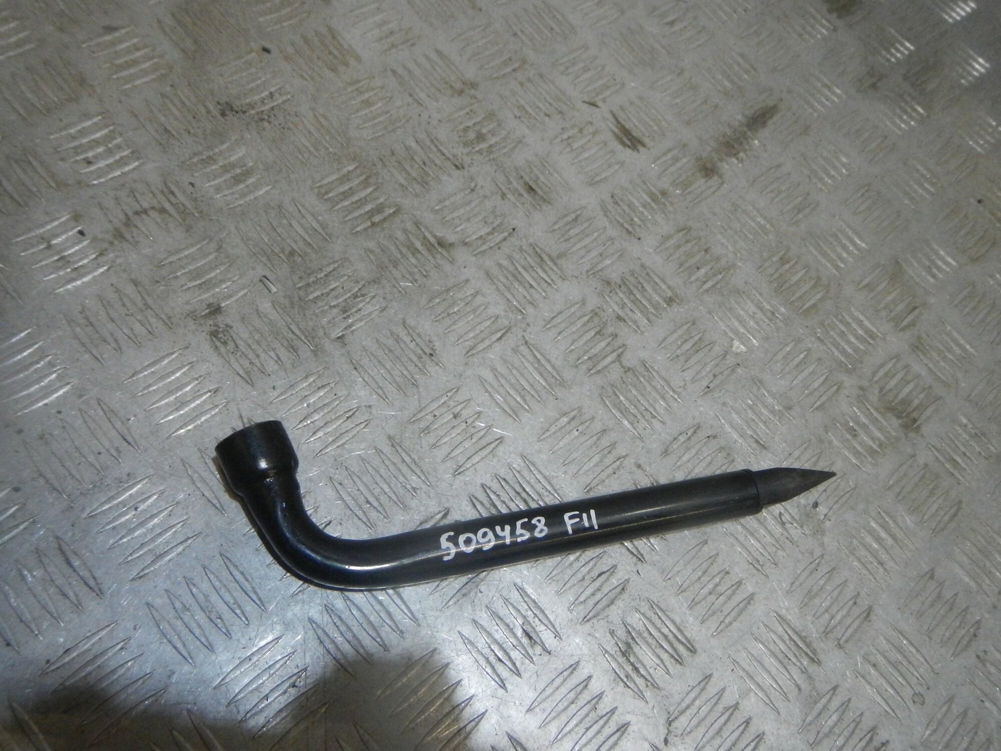 Б/У Ключ баллонный, Ford (Форд)-FOCUS 2 (05-08) FORD FOCUS 2 (05-08) Б/У,без повреждений. 509458 FORD арт. 93BB17032AB