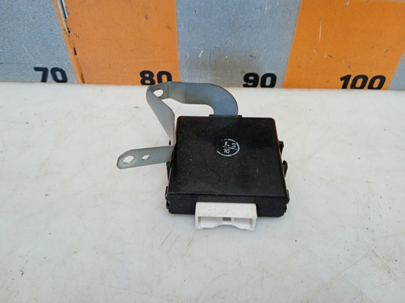 Б/У Тойота Ипсум 1 Блок управления парктроником Toyota Ipsum 1995-2001 M10, SXM15G 316302 TOYOTA арт. 8934044010