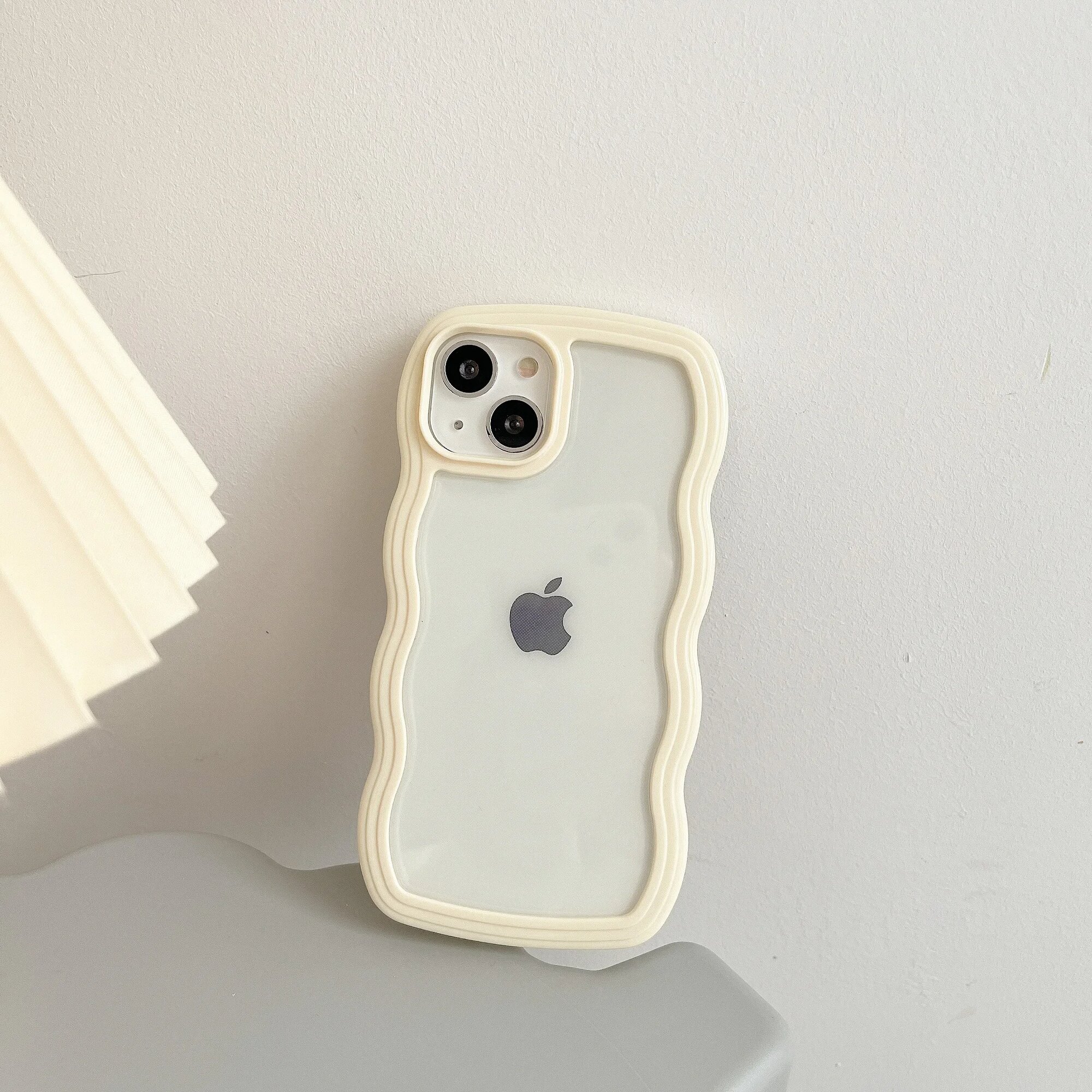 Желтый чехол для iPhone 16 Pro с волной