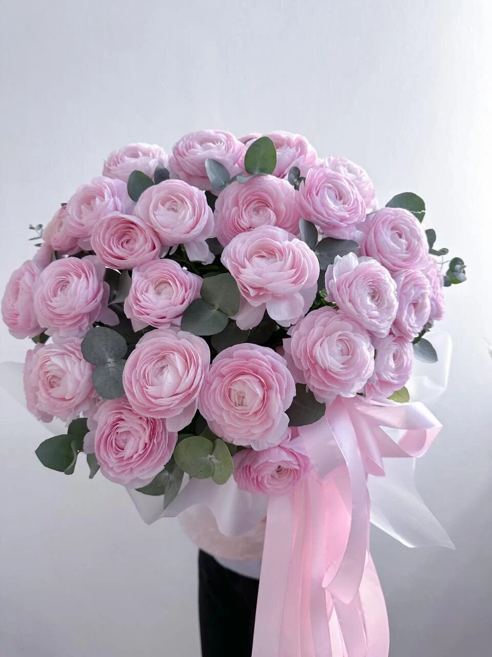 Облако в коробке из нежно-розовых ранункулюсов с эвкалиптом 39 шт. с доставкой до двери
