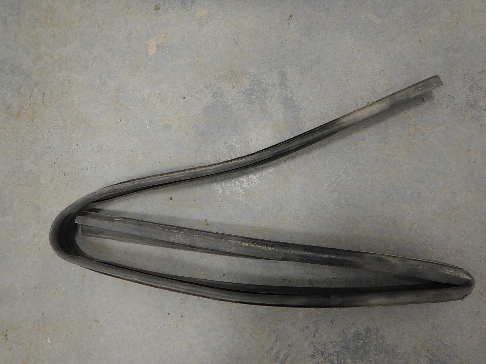 Б/У Уплотнитель стекла двери передней правой, ВАЗ (VAZ)-LADA GRANTA (гранта) FL (18-) LADA GRANTA (Гранта) FL (18-) дефо...