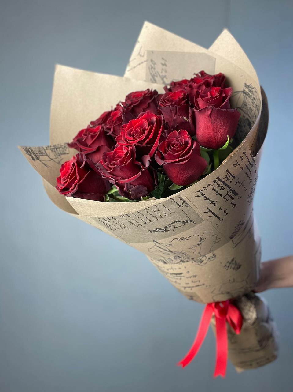 Букет из 15 бордовых роз "Эксплорер" в упаковке из крафт-бумаги – подарок на 8 марта