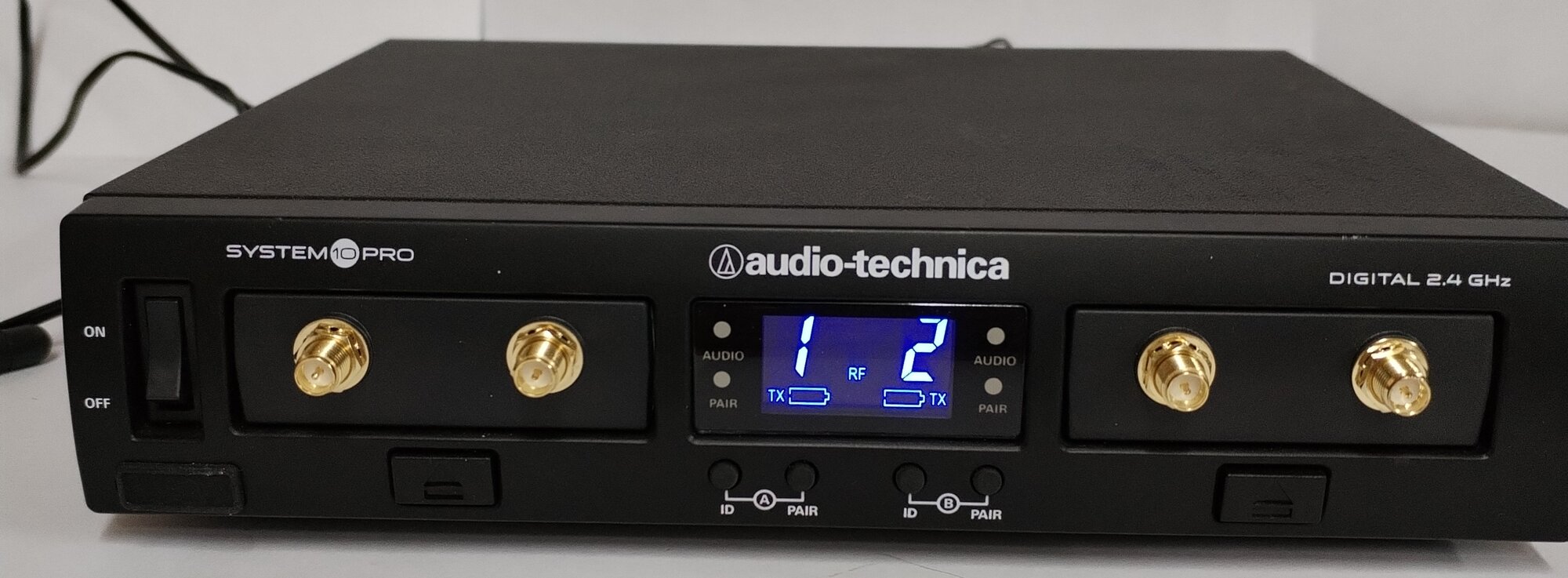 Радиосистема AUDOI-TECHNICA ATW-RC13 с микшерным пультом BEHRINGER 502 и двумя радиомикрофонами