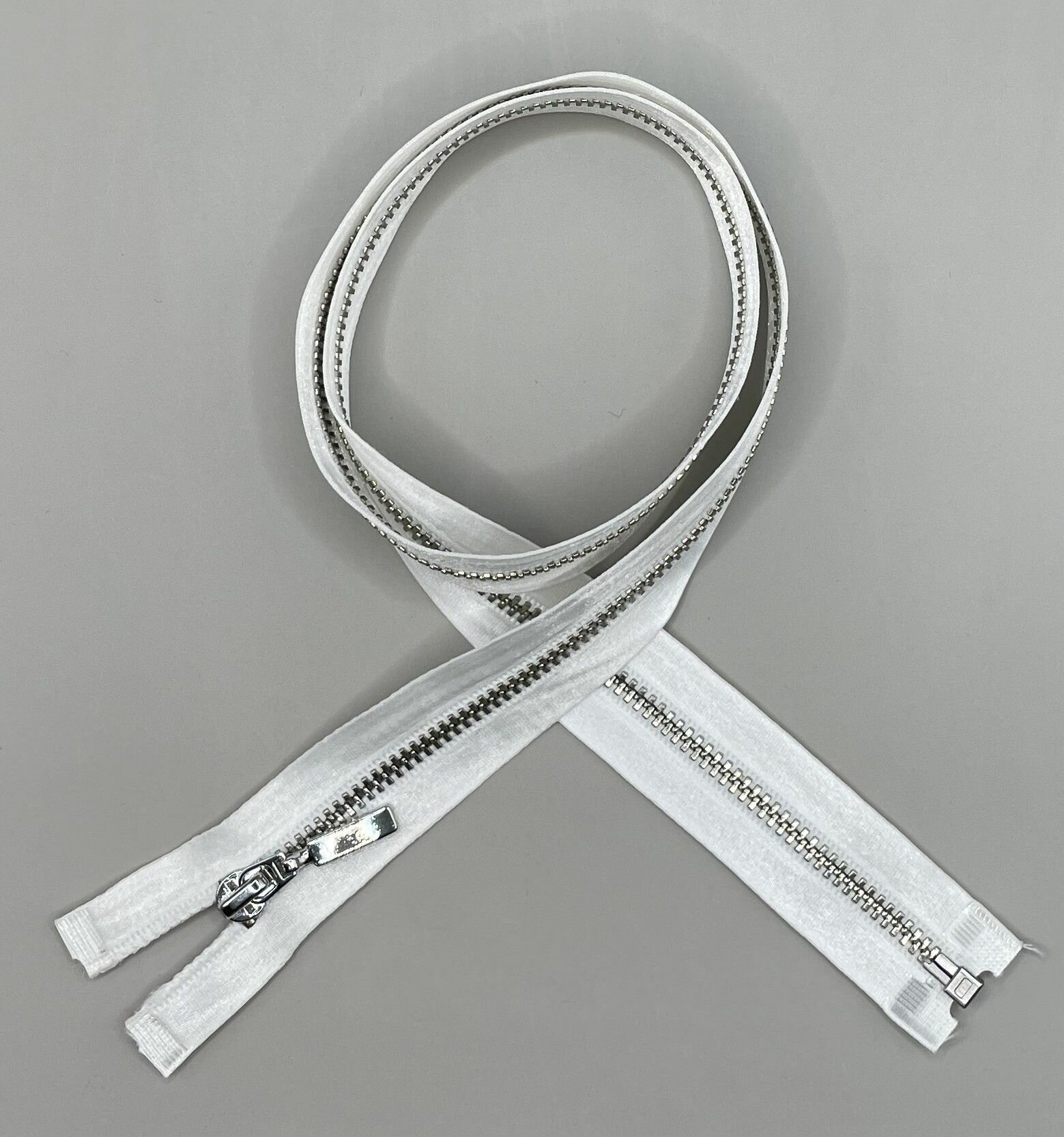 Молния металл,70см, тип 4, на атласной тесьме, белый, зубья серебро. Италия.1шт.