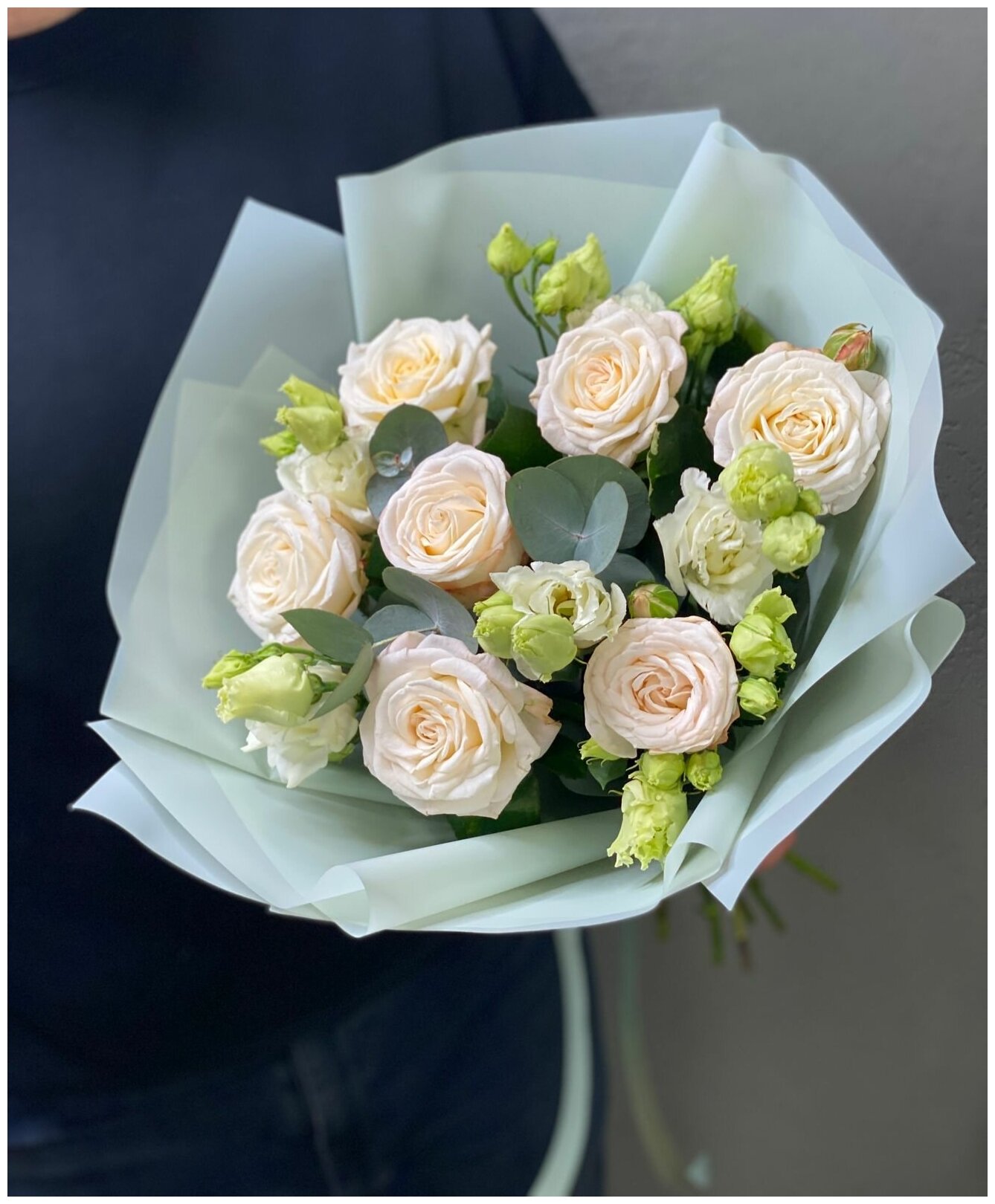 Букет свежесрезанных цветов из роз и эустомы с ароматным эвкалиптом 033