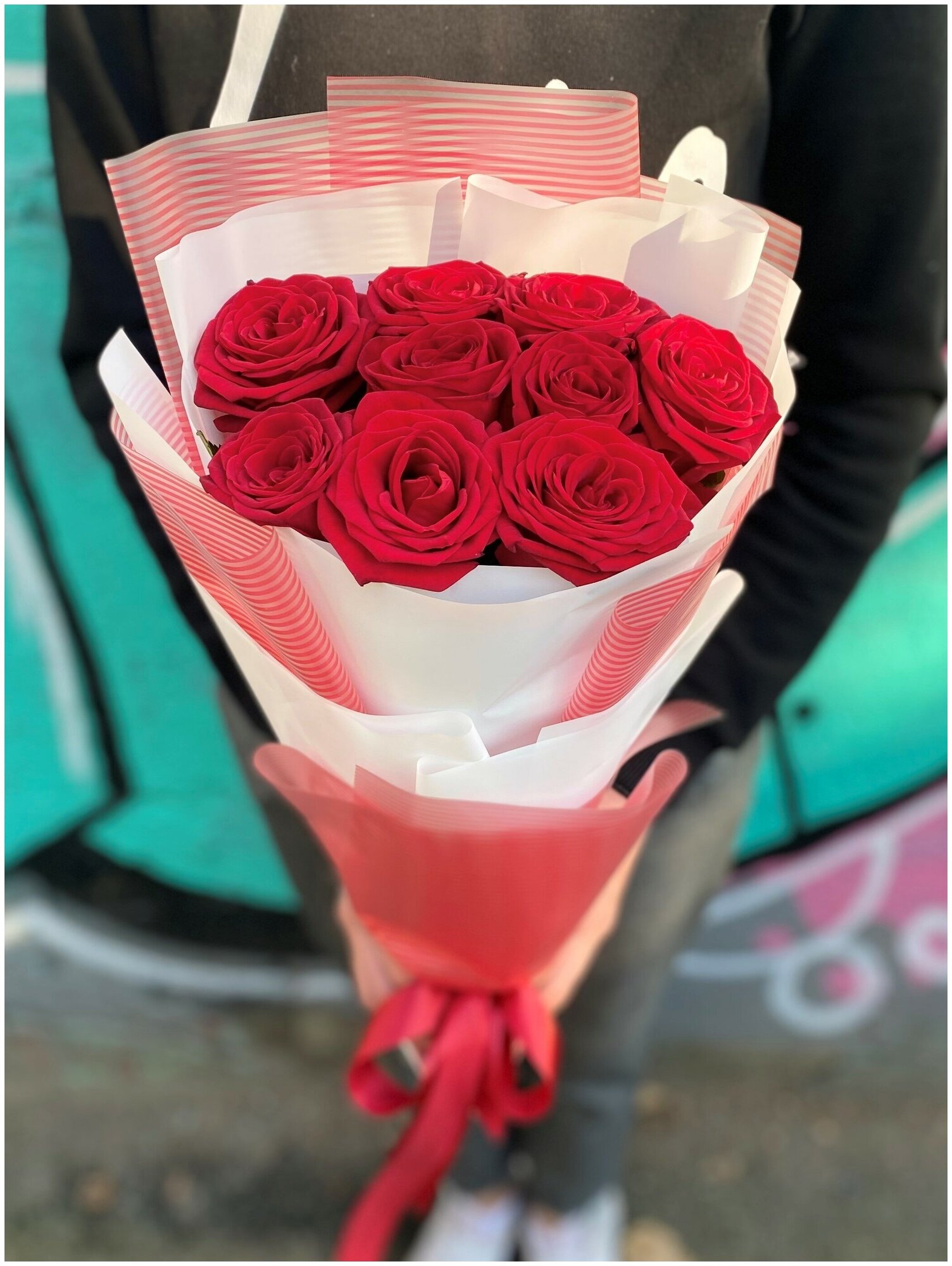 Букет цветов из 9 красных роз в упаковке/ Арт. 10141 / Радуга Букет