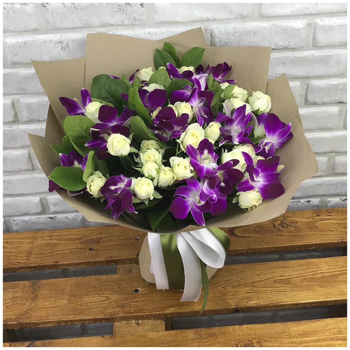 Кустовые белые розы и орхидея