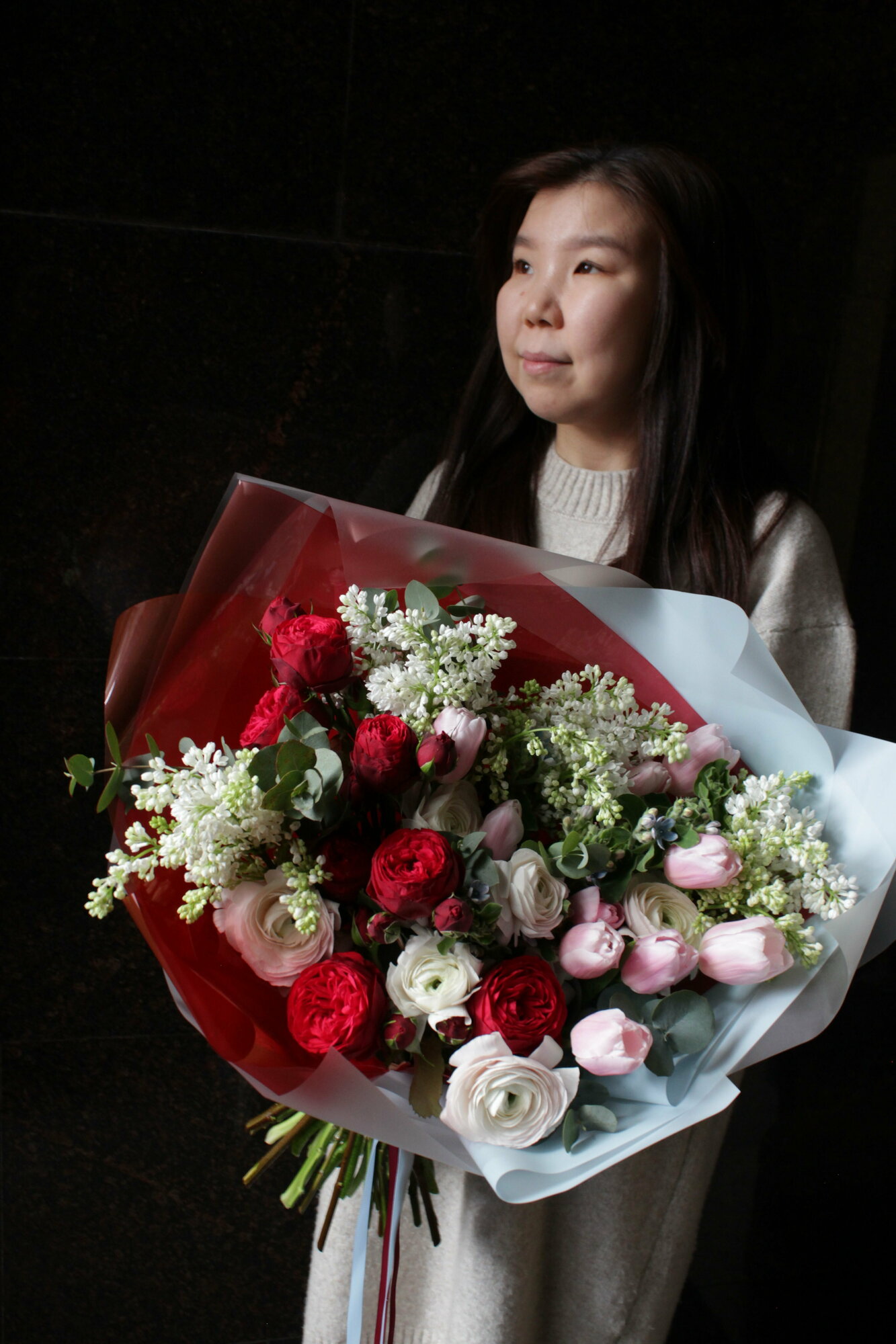 Весенний букет с красными пионовидными розами размер L от студии цветов клумба. москва