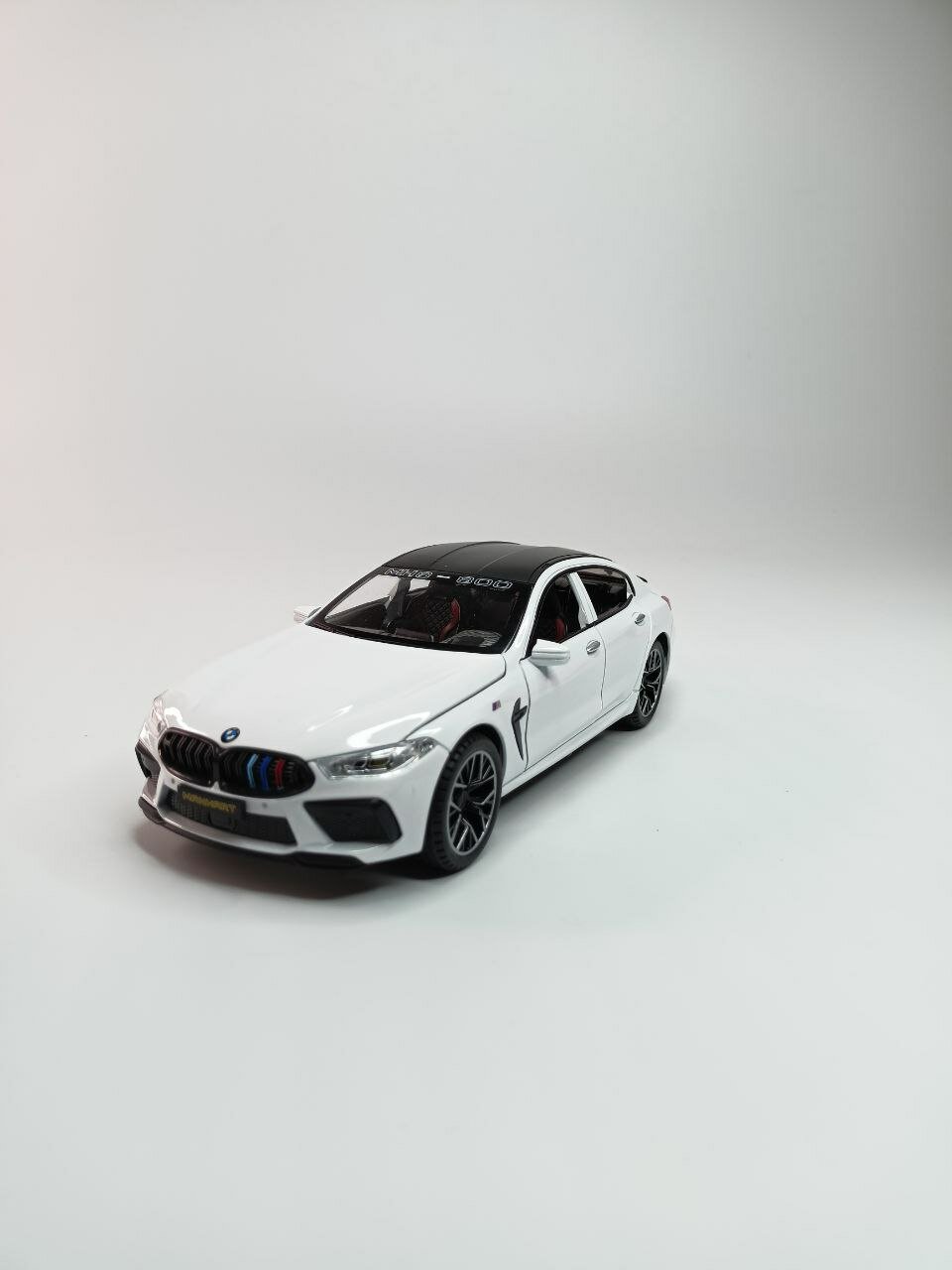 Модель автомобиля BMW M8 коллекционная металлическая игрушка масштаб 1:24 белый