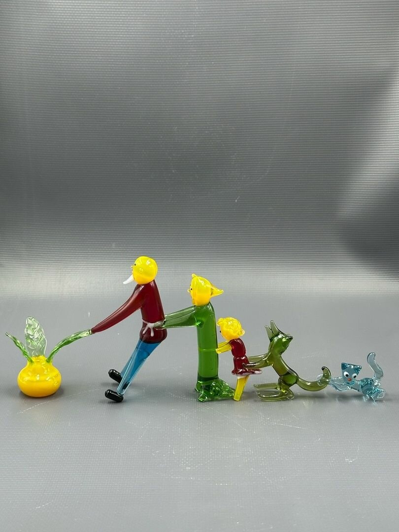 Композиция Сказка Репка Цветное Стекло Дед с бабкой тянут репку! Утраты у кошки и внучки