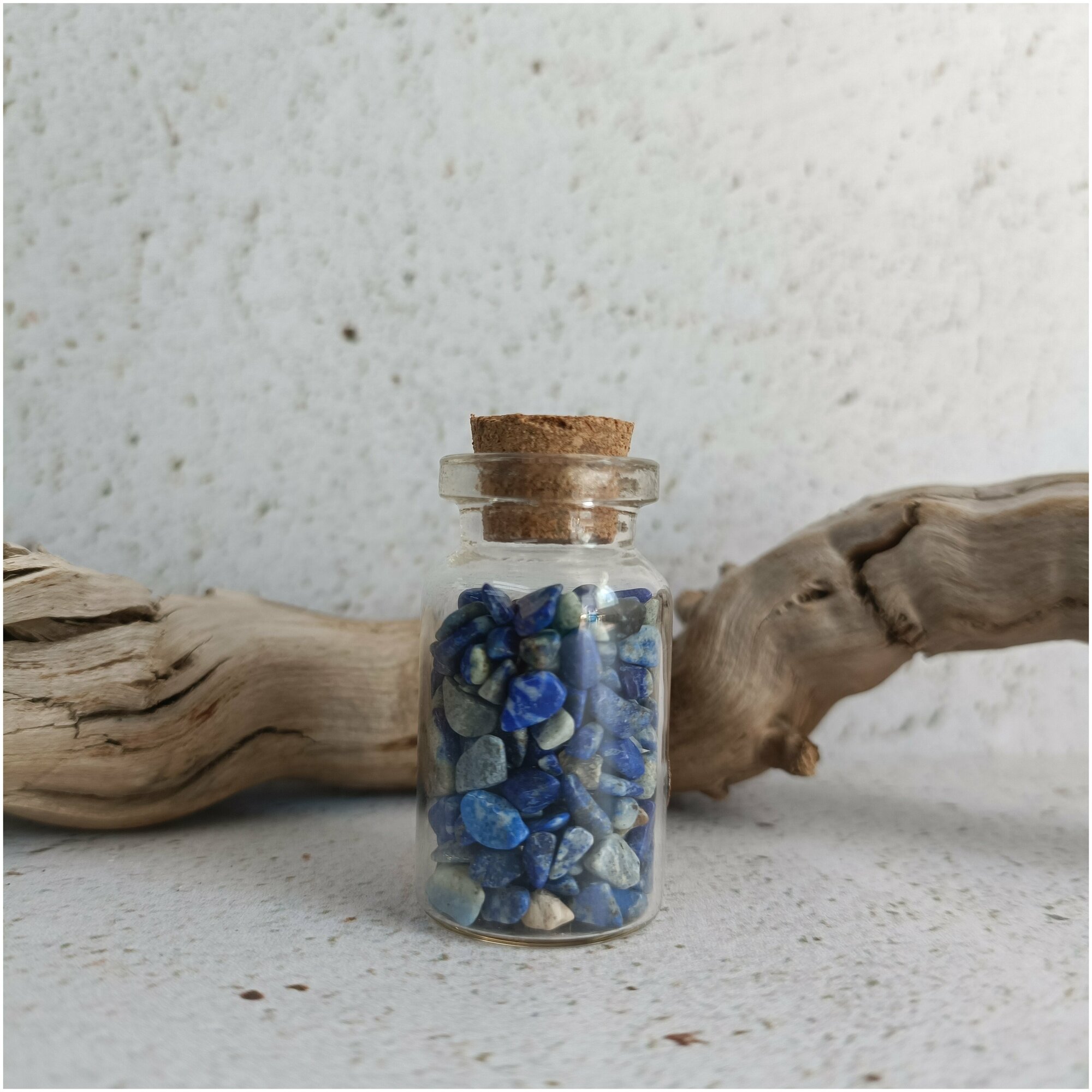 Бутылочка с натуральным минералом Лазурит.