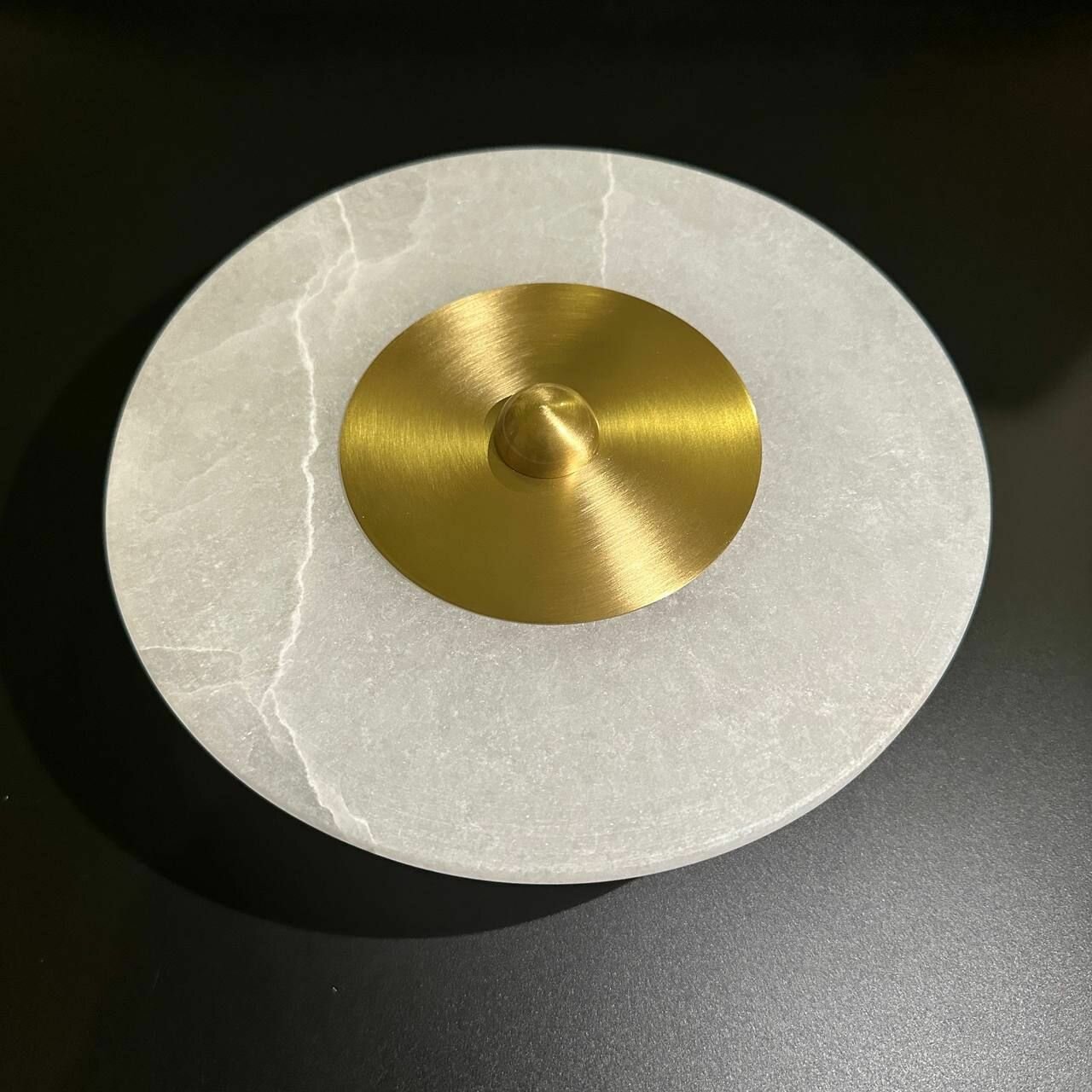 Настенный светильник круглый, светодиодный с плафоном из мрамора для дома и дачи, латунь 35 см