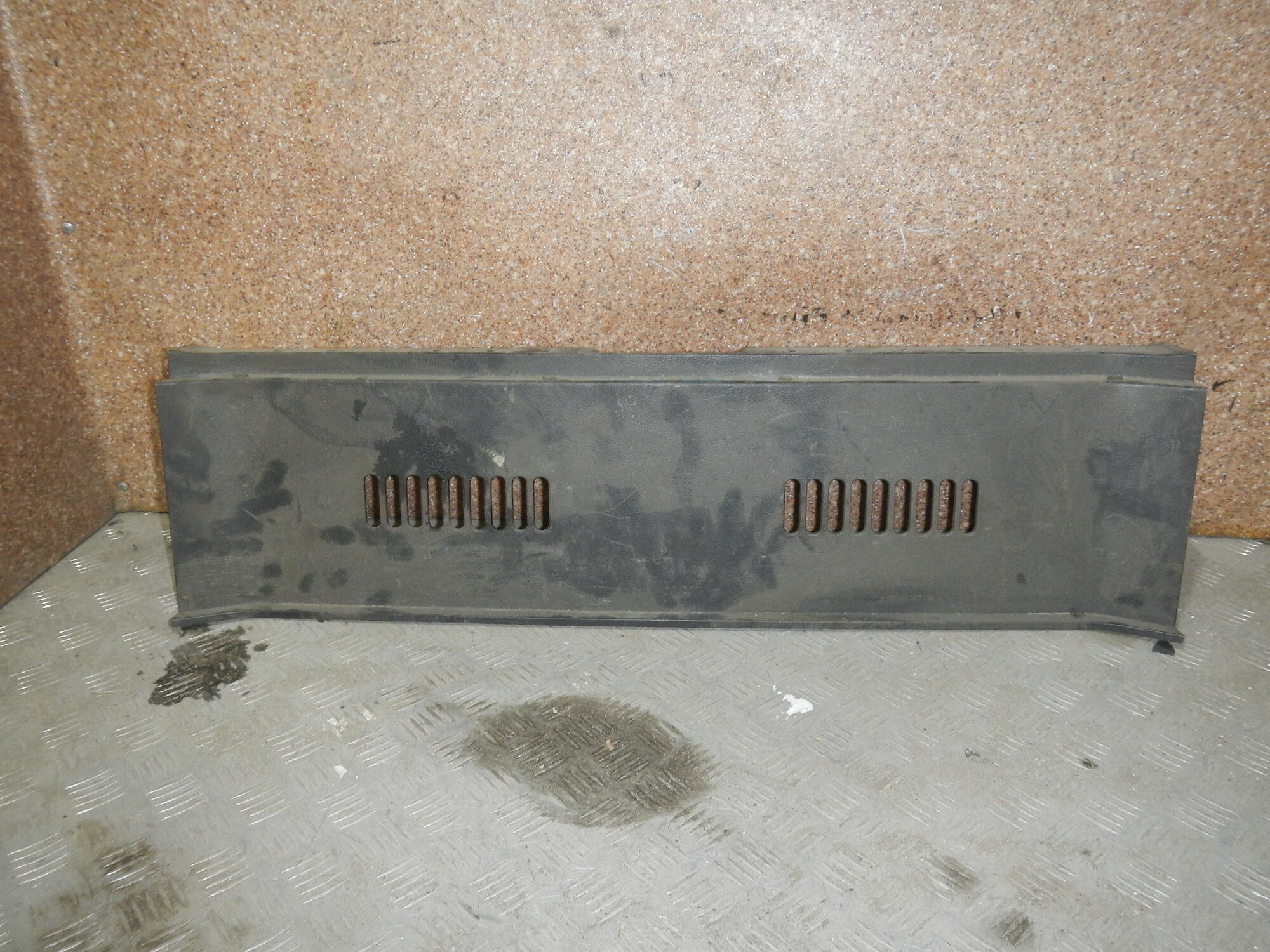 Б/У Обшивка багажника, Nissan (Ниссан)-NOTE (E11) (06-) NISSAN NOTE (E11) (06-) На заднюю панель. царапины. 505608 NISSAN...