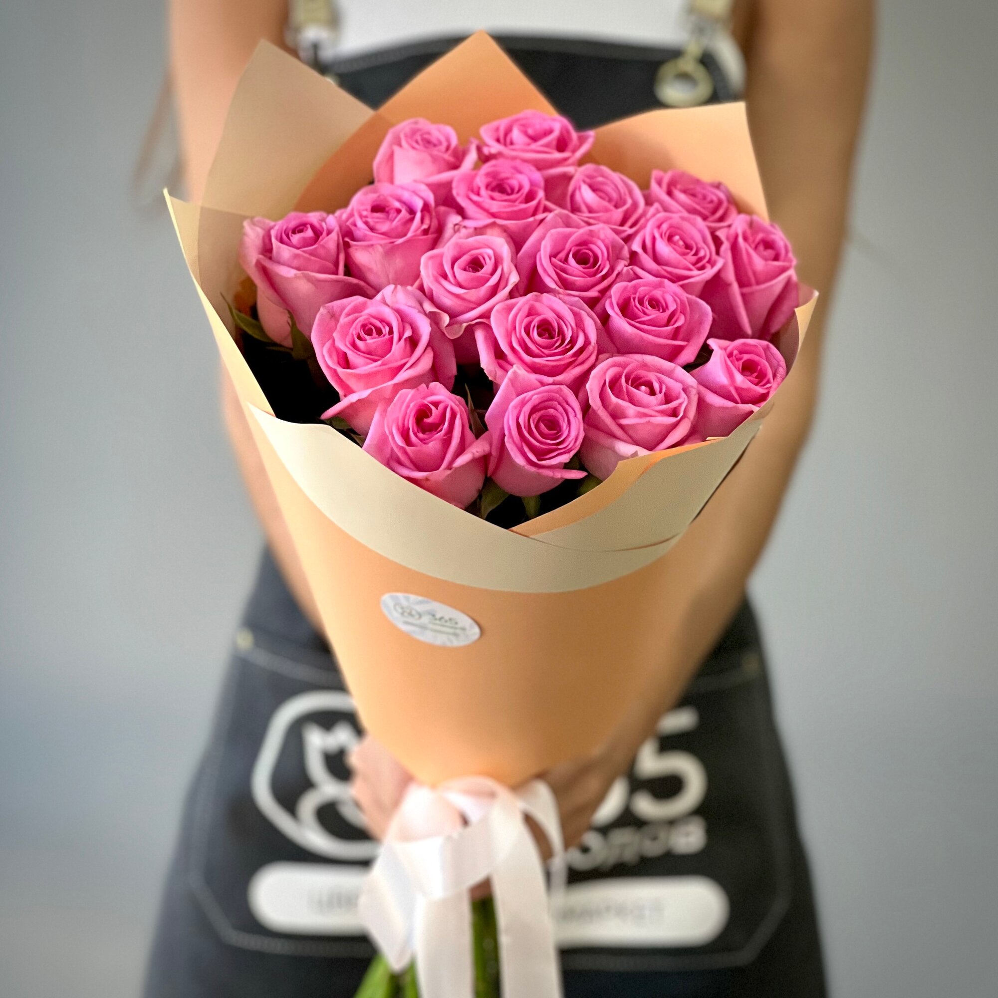 Букет из 15 розовой розы 60 см в стильной упаковке. «365 Поводов» - живые цветы с доставкой