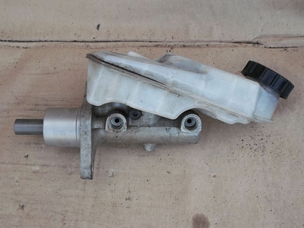 Цилиндр тормозной главный Ford Focus 2 2005-2011 1547478 - Б/У