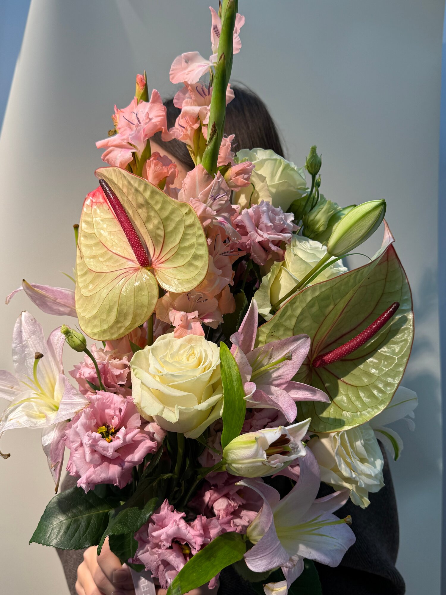 Soft - нежный букет с антуриумом текила и нежно-розовыми лилиями