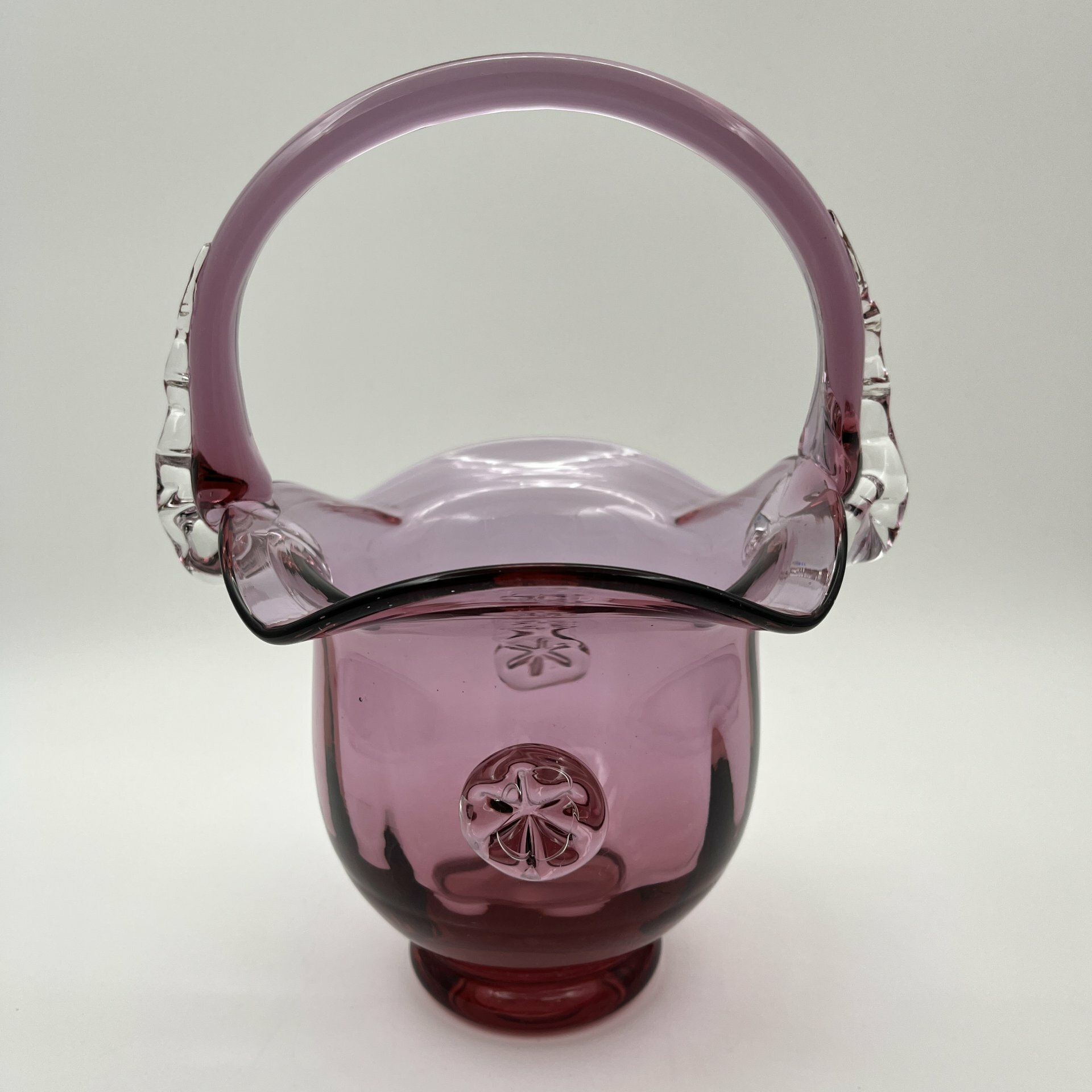 Конфетница в виде корзинки с волнистым бортом и рельефной ручкой, стекло