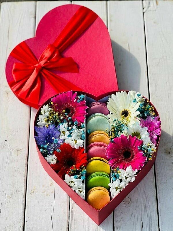 Пирожные макарон с цветами в коробке сердце