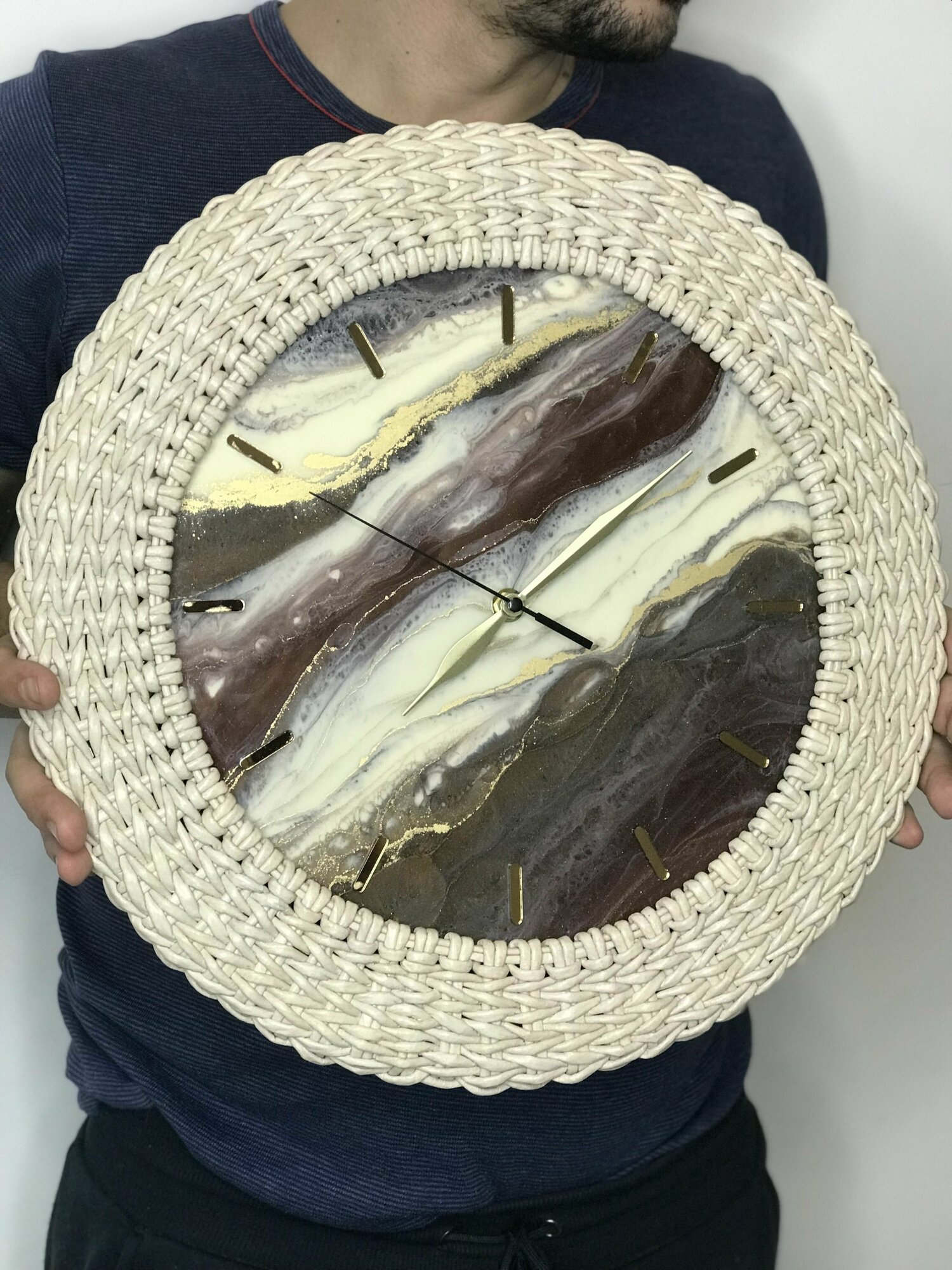 Часы из эпоксидной смолы под камень с бумажной лозой