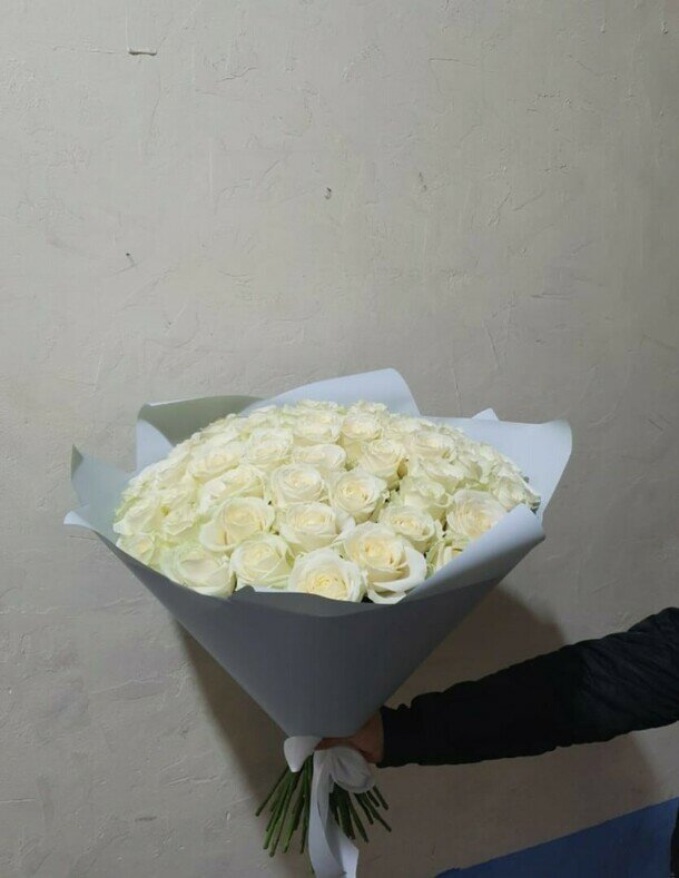 Букет Well Flowers, круглый, 51 белая роза, XXL, в дизайнерской плёнке, букет свежих цветов