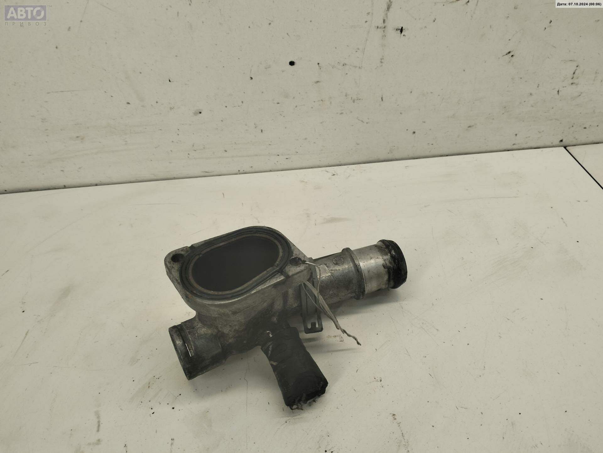 Фланец (тройник) системы охлаждения Volkswagen Passat B5+ (GP)