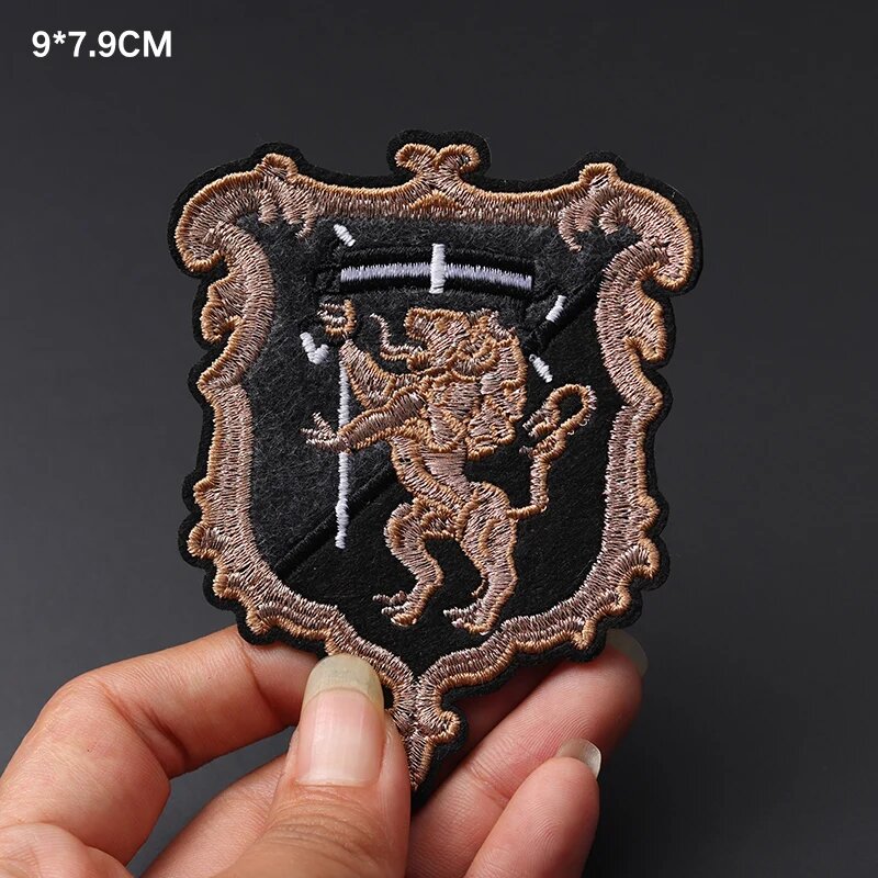 Нашивка с вышивкой львом