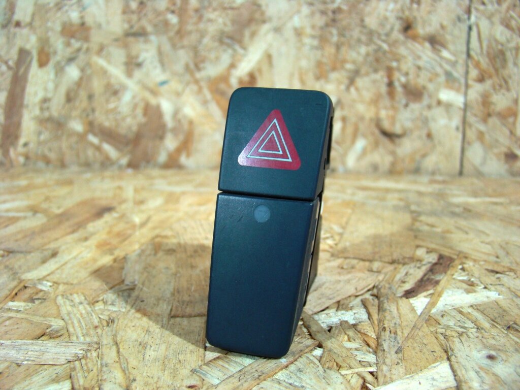 Suzuki SX4 Кнопка аварийной сигнализации 3743055L00