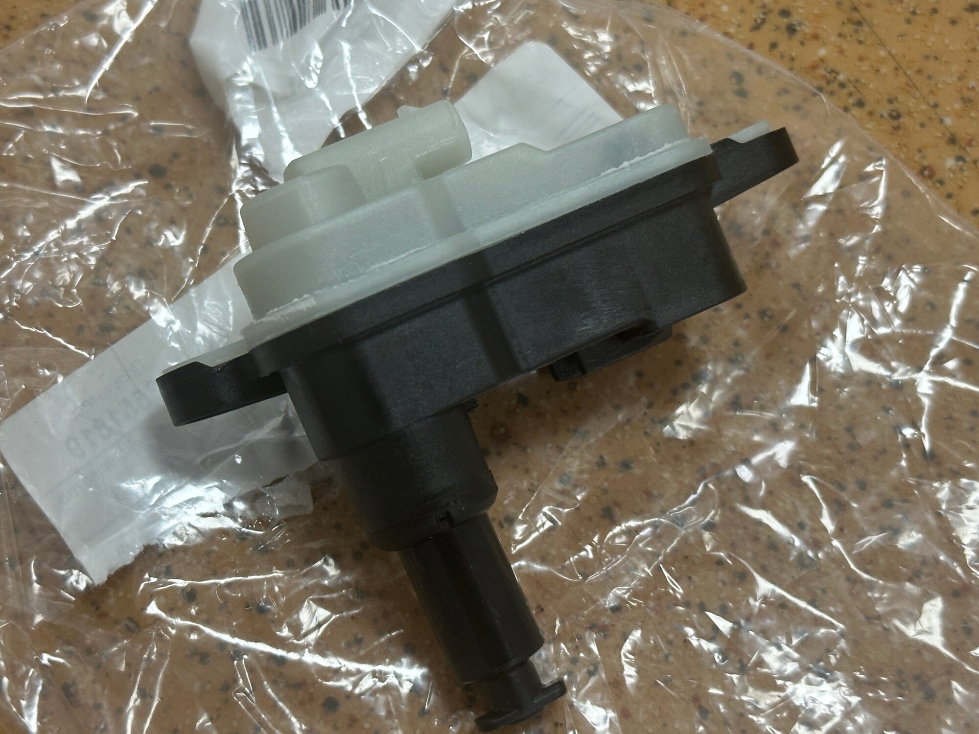 Замок лючка бензобака VolksWagen Polo с 2020 оригинал 510810773A