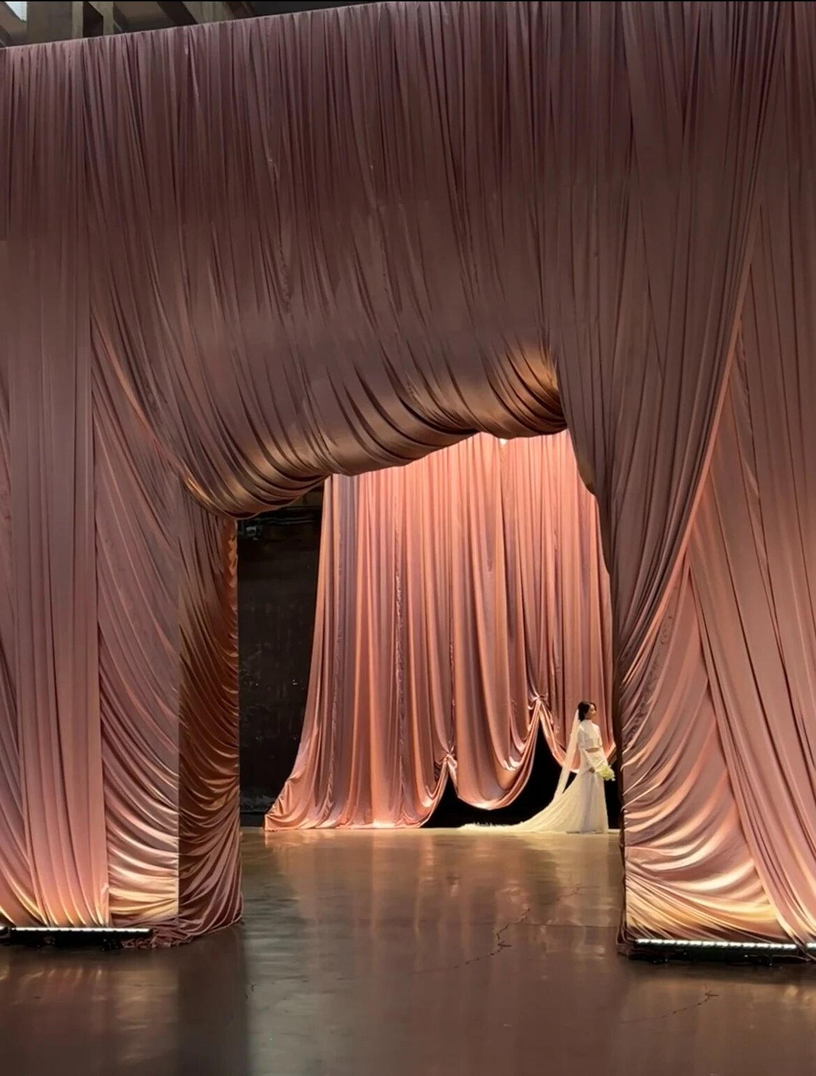 Атласная ткань перламутровая 100% полиэстер 10M, Gray pink