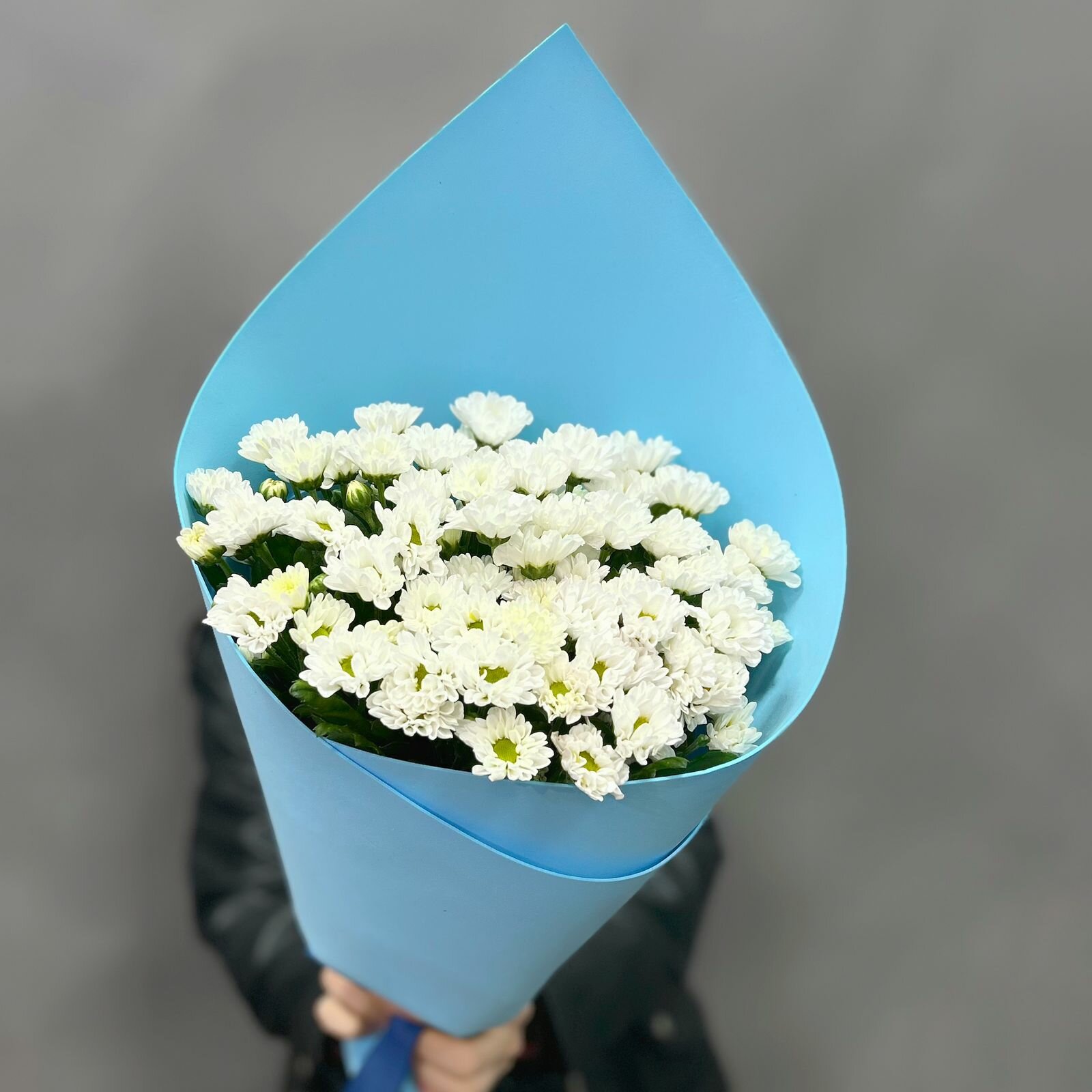 Букет из белых сантини в голубом фоамиране