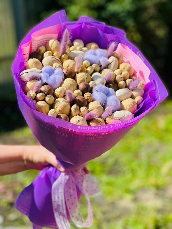 Букет из орехов в дизайнерской упаковке. Съедобный подарок