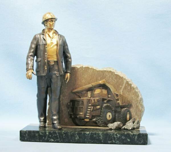 Бронзовый сувенир Карьерный Рабочий1